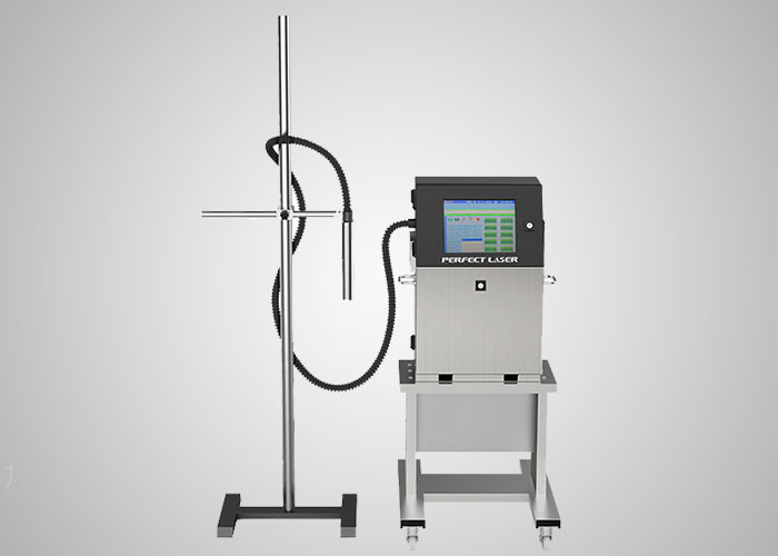 高度に自動化された産業用インクジェット プリンタのプラスチック ボトルの有効期限コード連続